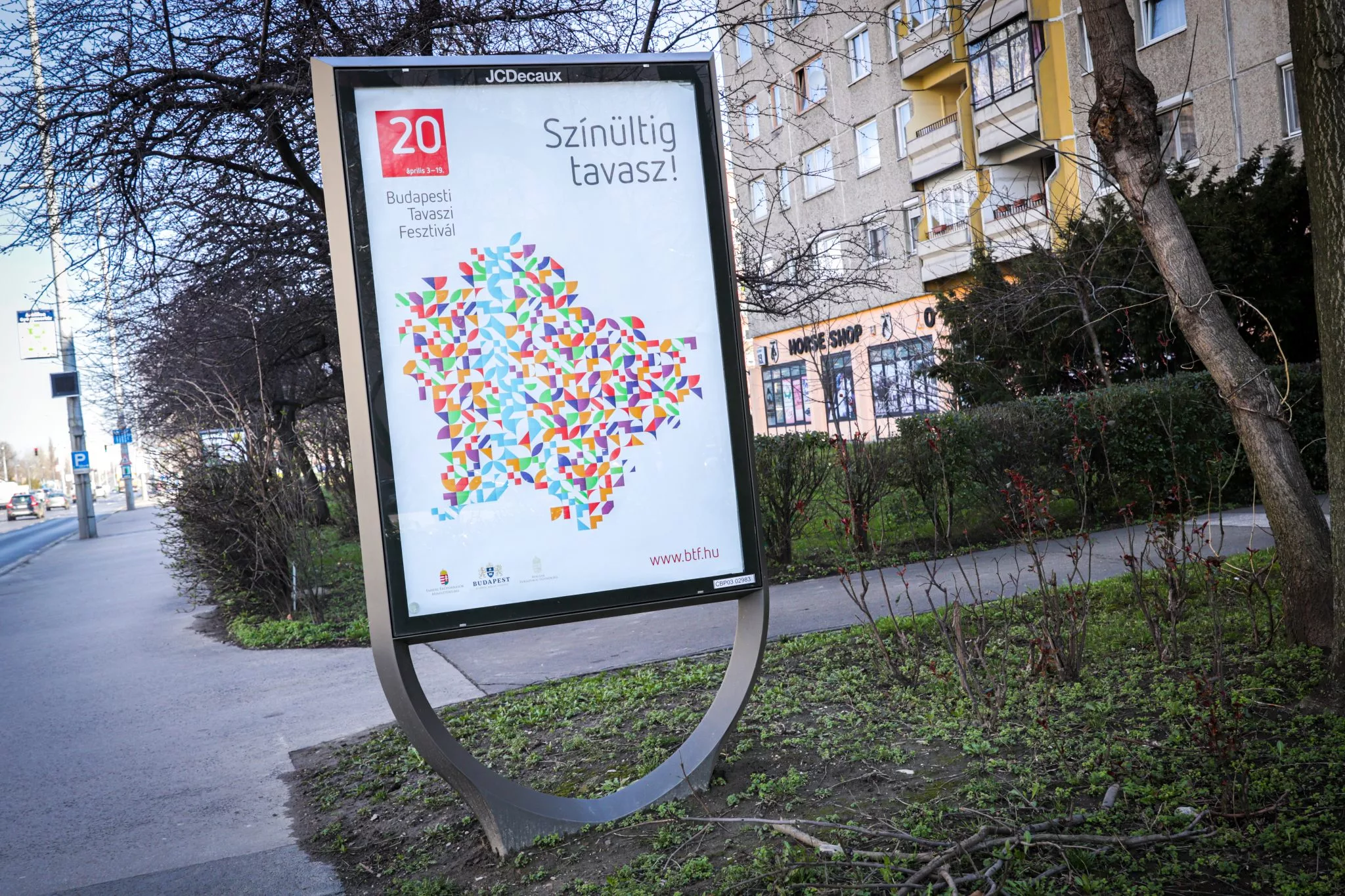 Utasvárókat alig, reklámtáblát annál inkább kaptak az óbudaiak – így ...